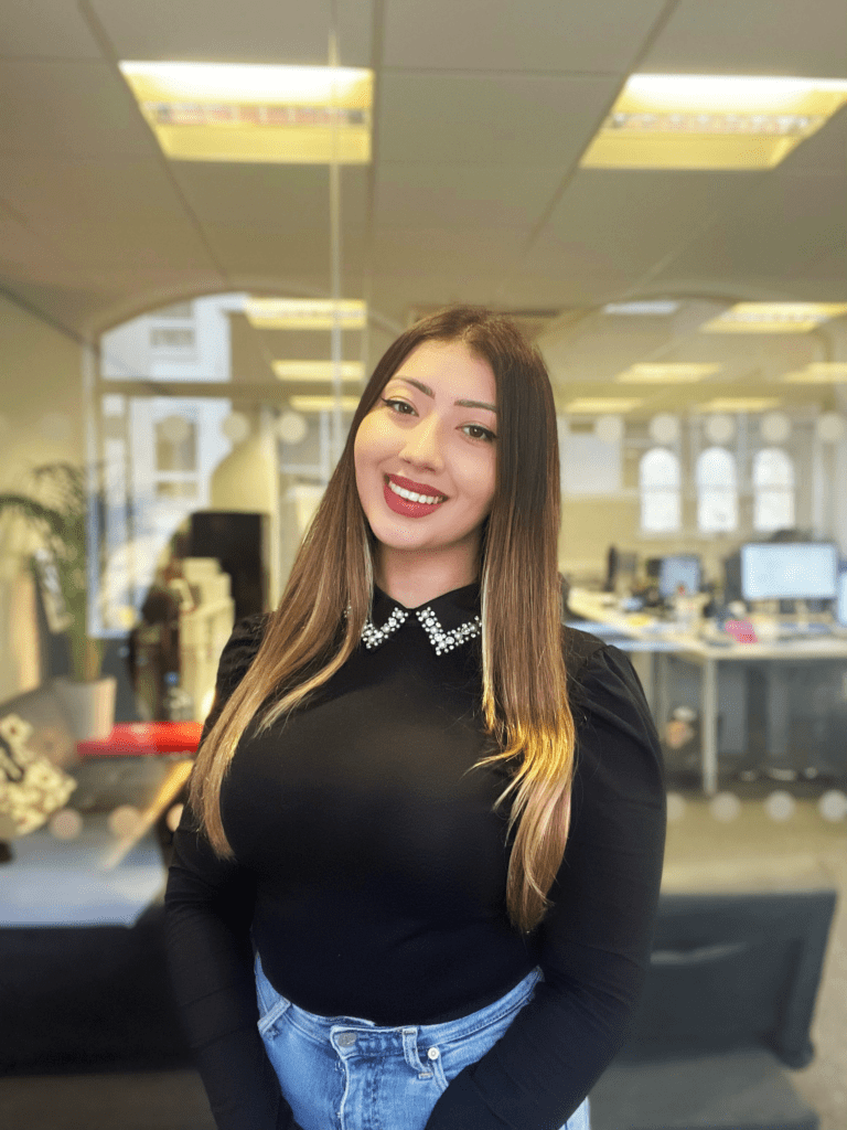 Roshana Anwar - Maclean Moore B.V.